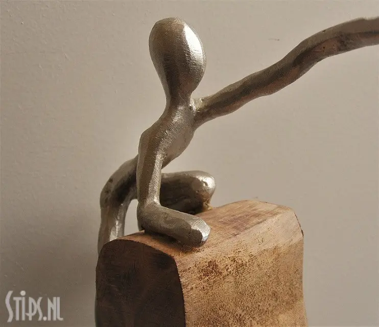 een helpende hand | figuratief beeldje | stips.nl