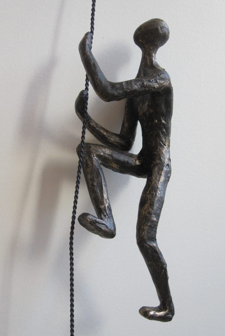 setje van 2 klimmende mannetjes | beeldje | stips.nl