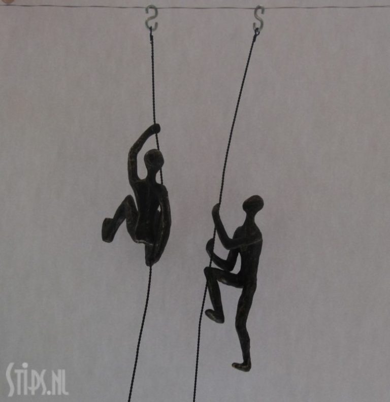 setje van 2 klimmende mannetjes | beeldje | stips.nl
